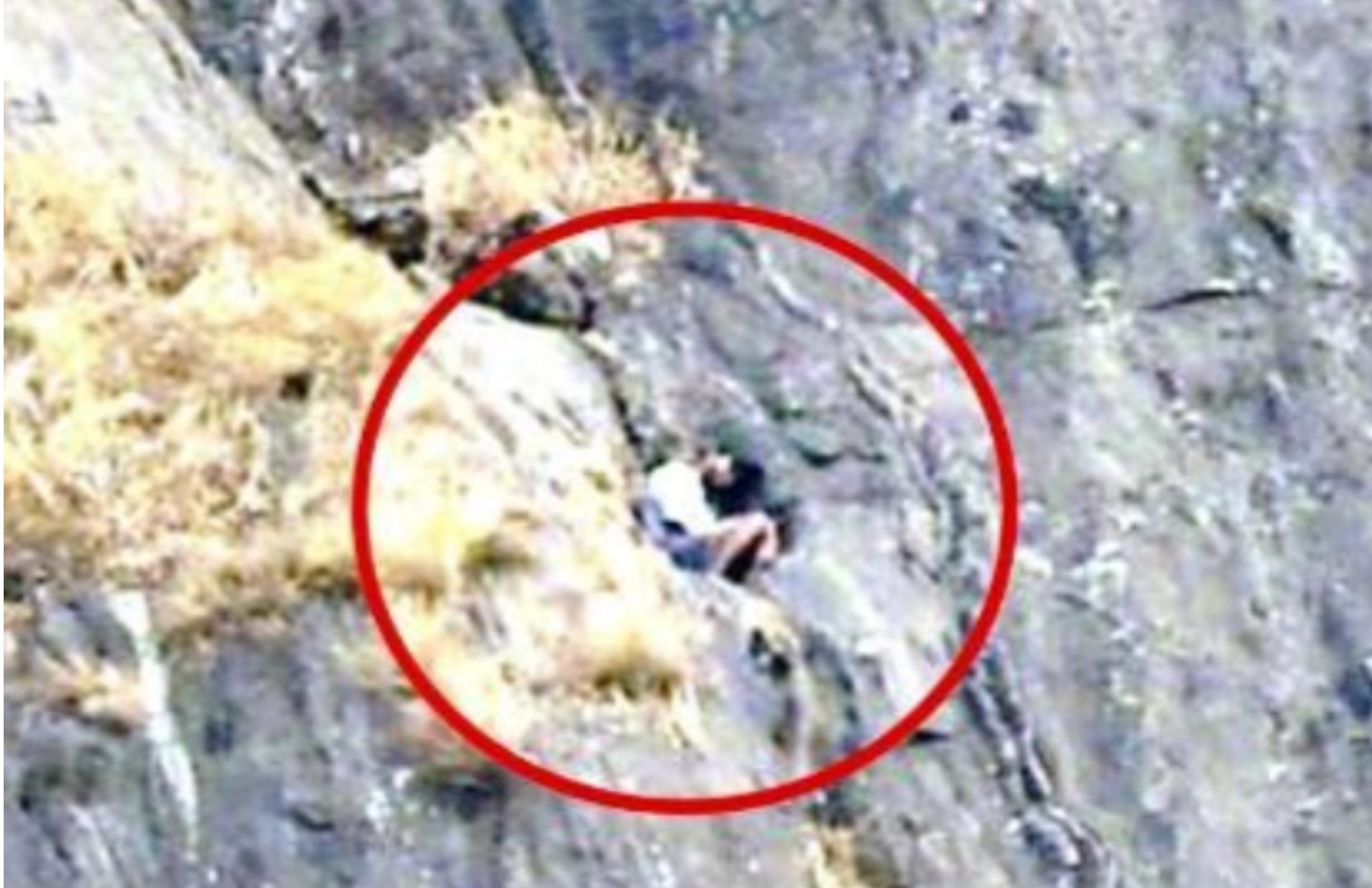Un drone lancé au-dessus des montagnes a filmé une scène que nul être ...